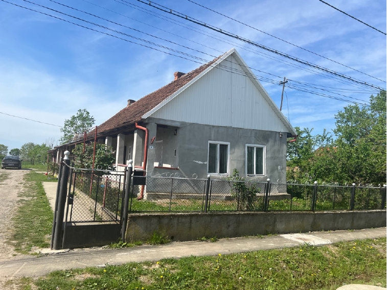 Cota de 1/2 din casa si teren in suprafata de 1029 mp situata in com ...